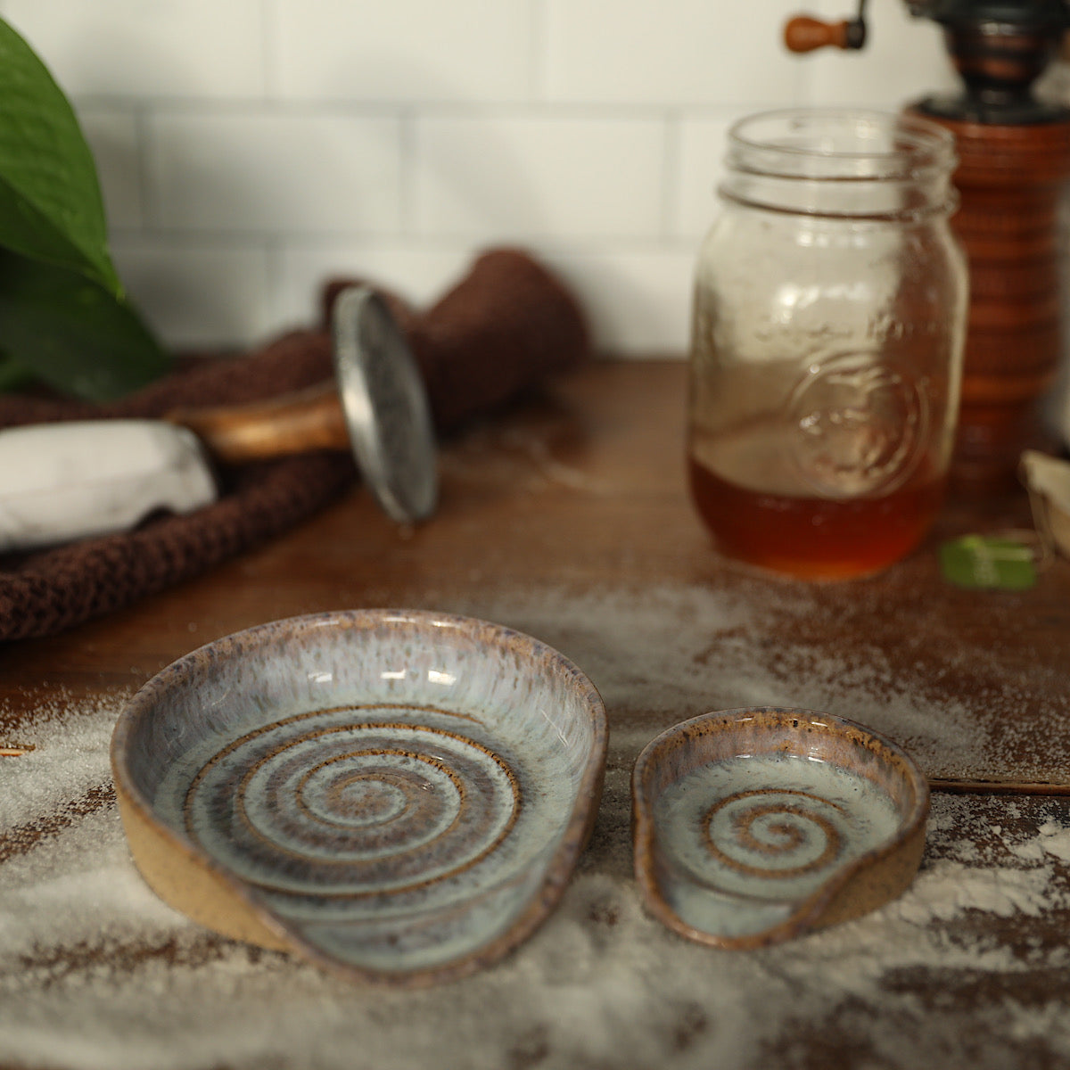 Spoon rest-pearl – Pantless Potter